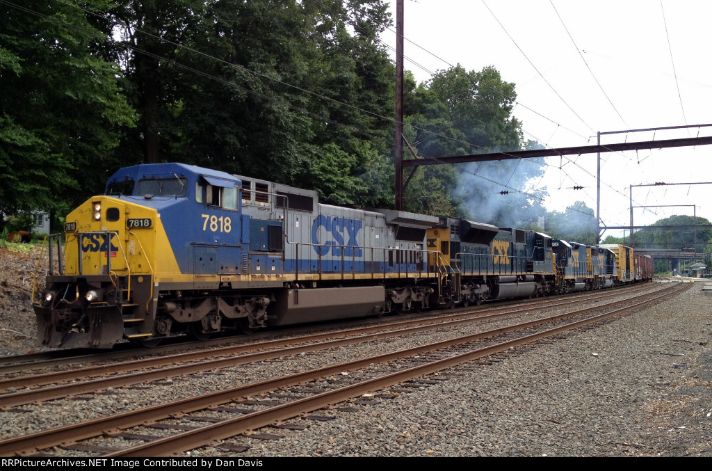 CSX CW40-8 7818 leads an interesting lash-up on Q418-05